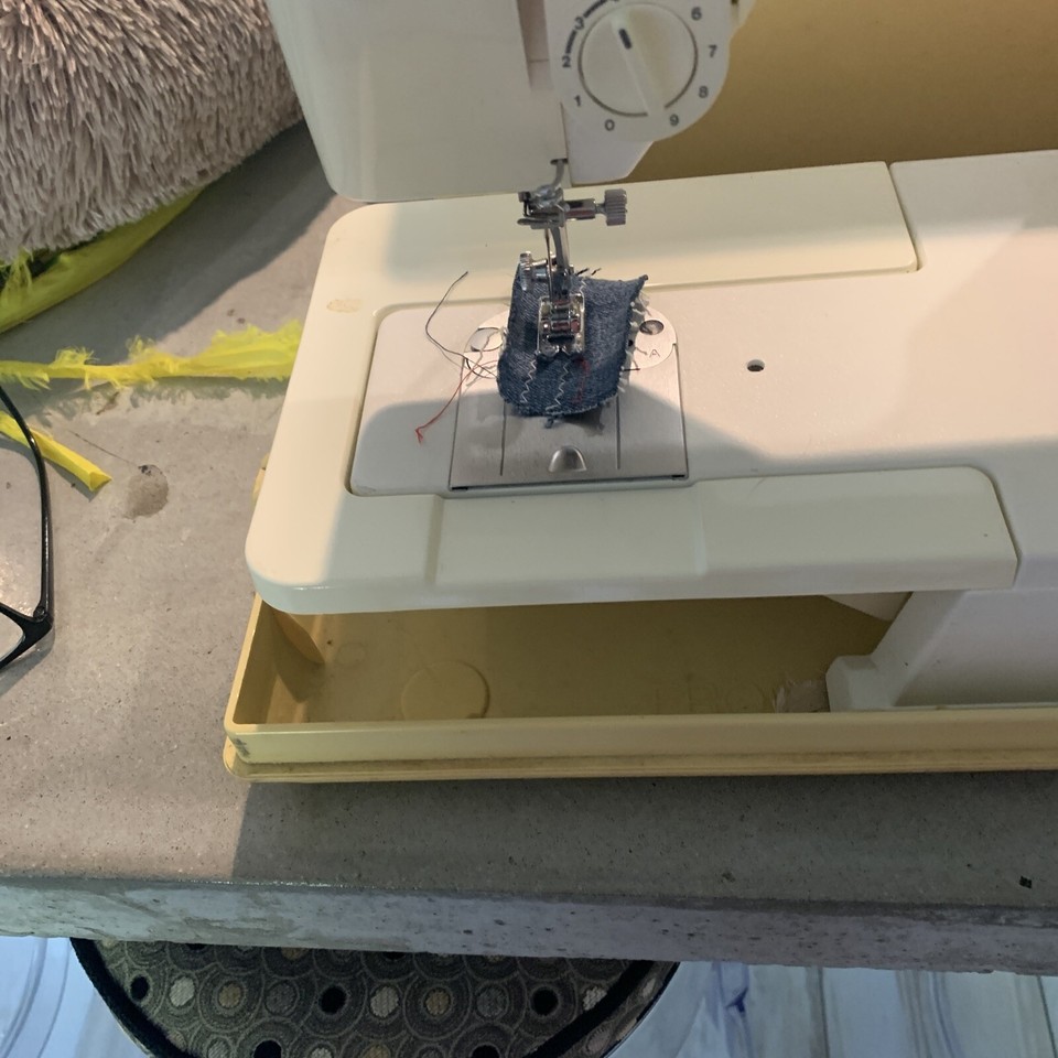SINGER Sewing Machine - Model 2502C w/ Foot Pedal & Case Tested ...