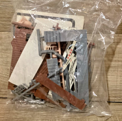 BACHMANN TRAIN SET Building Kit FREIGHT STATION # 2671 + Signs & Poles ...