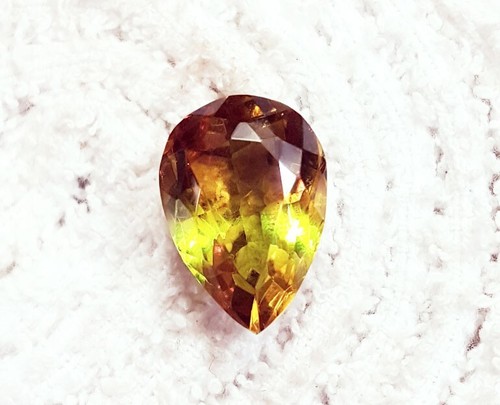 Loose Gemma Colore Cangiante Zultanite 11.80 KT Certificato Con Omaggio ...