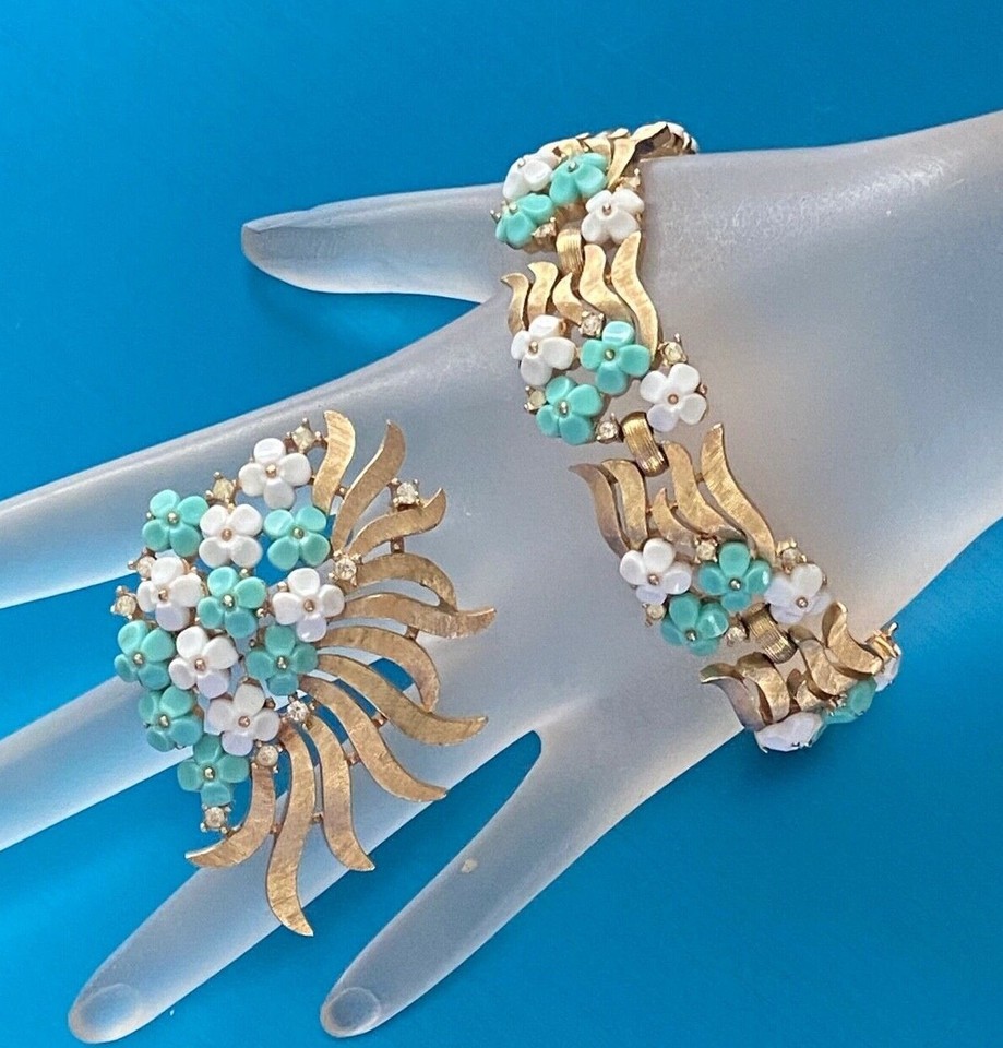 CROWN TRIFARI TURQUOISE & WHITE FORGET-ME-NOT BAKELITE FLOWERS ...