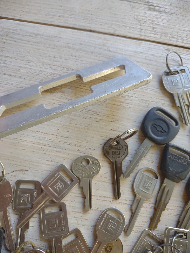 Vintage LOT 89 AUTOMOTIVE Car Misc KEYS KEY GM John Deere CHEVY BOWTIE ...