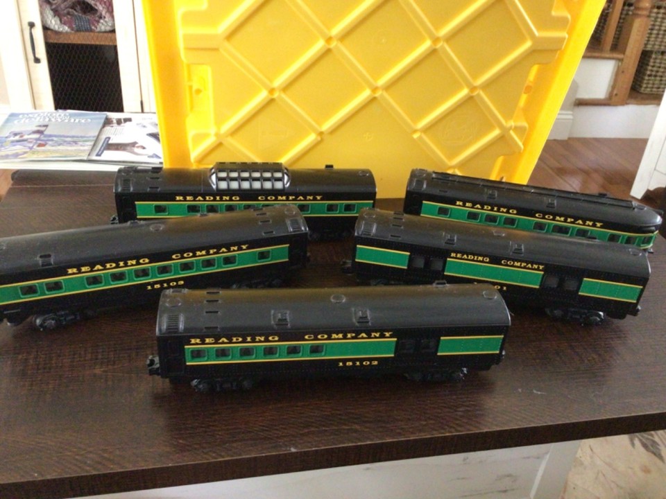 Lionel Reading 6-18934 , 8 pc set,AA diesel set and 6 cars very light ...