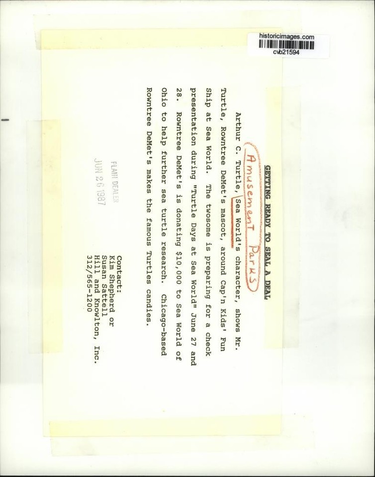 1987 Press Photo Arthur C Turtle, Sea World's character, shows Mr ...