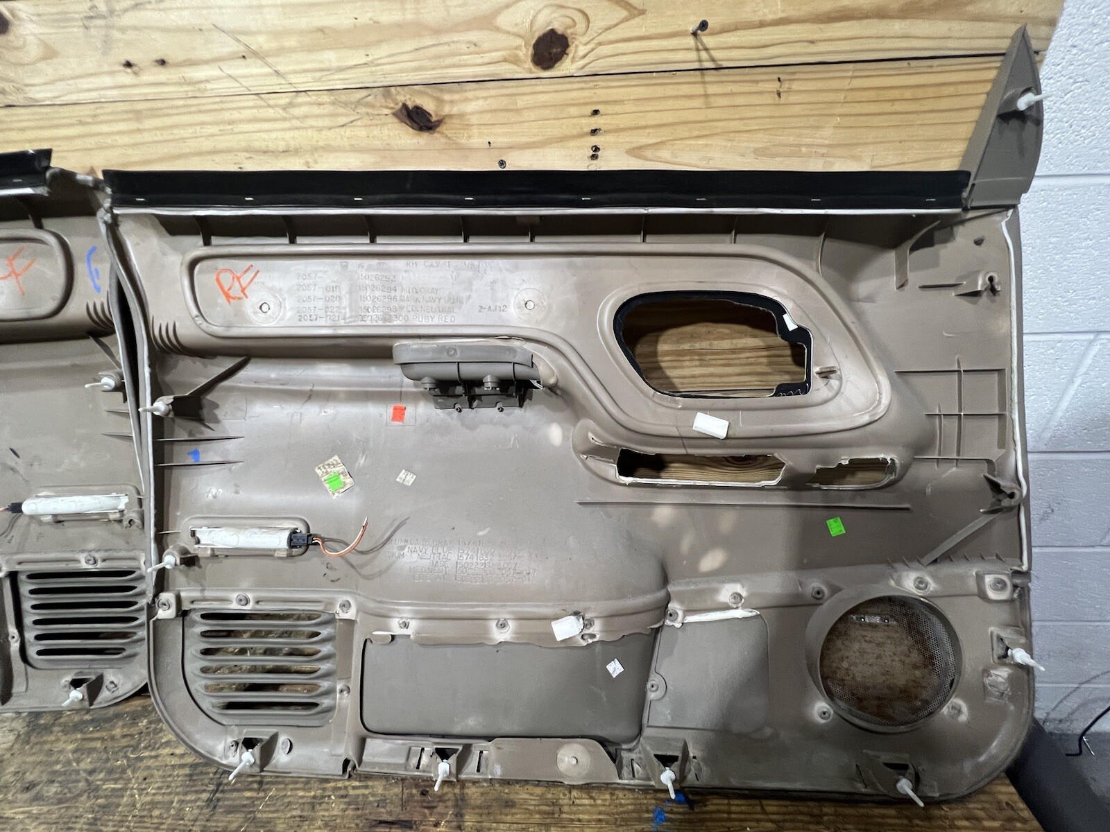 💥 OEM 1999-2000 GMC YUKON DENALI FRONT INTERIOR DOOR PANELS SET TAN ...