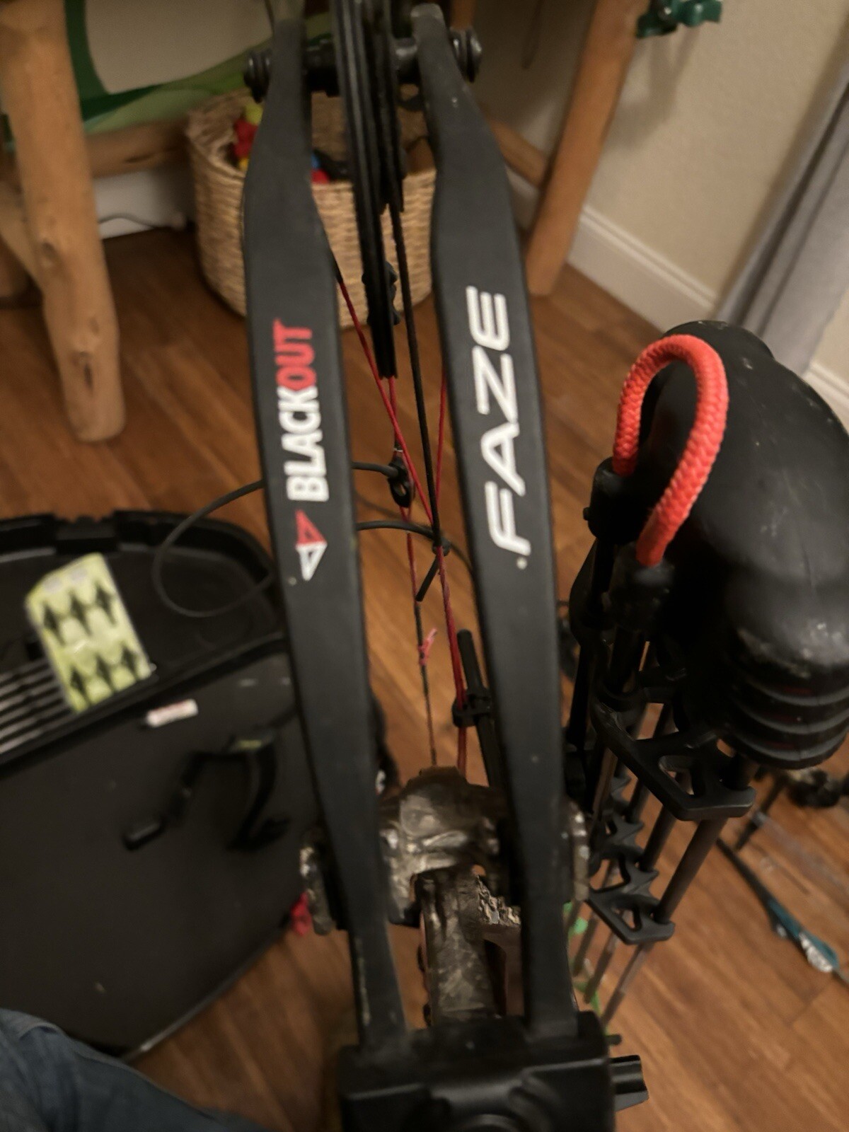 Blackout Faze Compound Bow / DL:28 SL:52 7/8 PW:60 BCL:30 7/8. Right ...