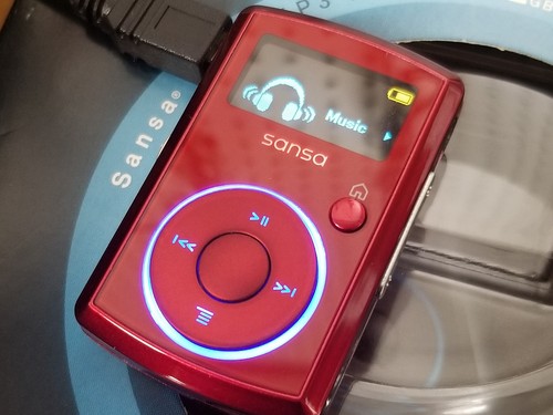 PARTS SanDisk Sansa Clip 2GB MP3 Player FM Tuner Voice Recorder Red BAD ...