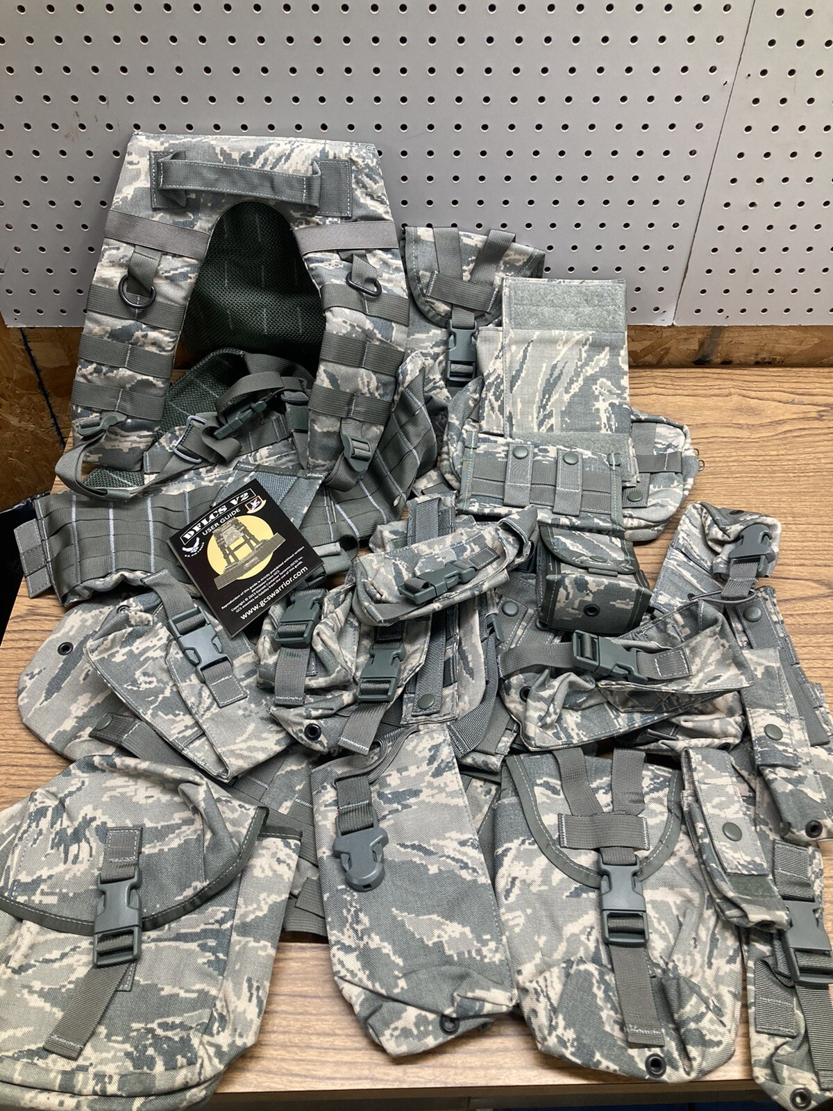Military Tactical Gear - 28 pieces of various gear in pkg - assorted ...