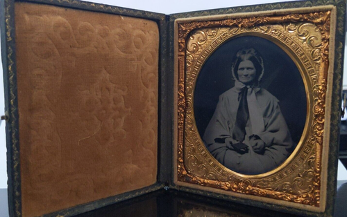 AMBROTYPE WOMAN HOLDING DAG CASE. CRISP, 1/6TH PLATE, FULL CASE. | eBay