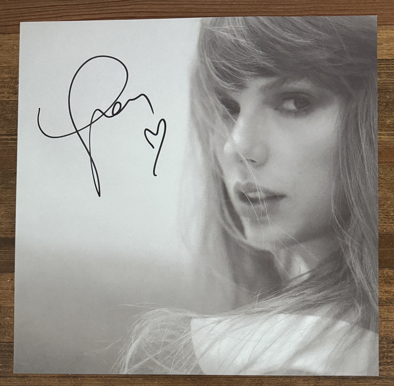 Taylor Swift Autographed Memorabilia | Signed Photo, Jersey ...
