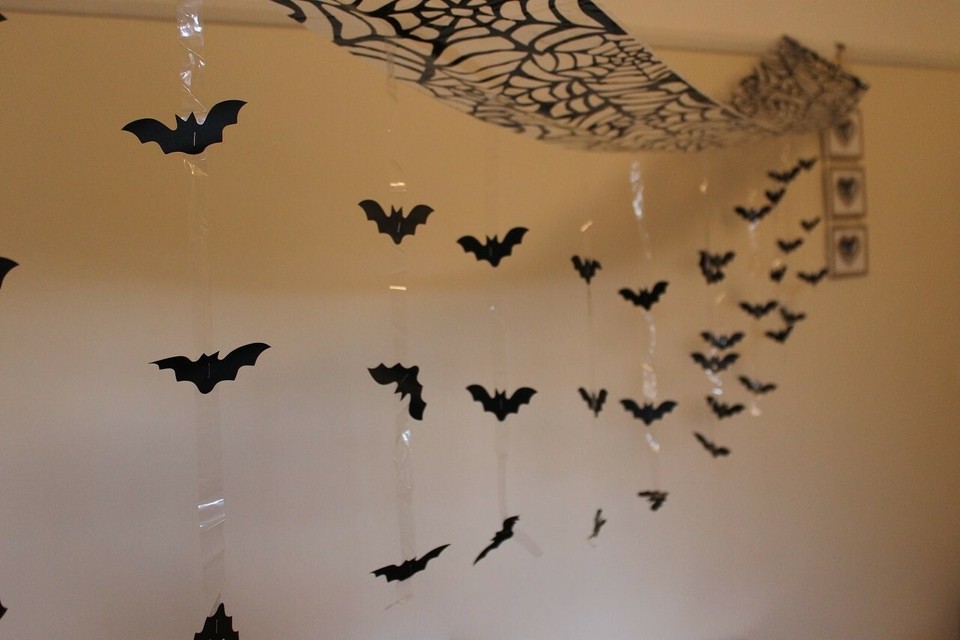 HALLOWEEN DECORATION 3M BAT ATTACK BLACK HANGING CEILING PROP SPOOKY ...