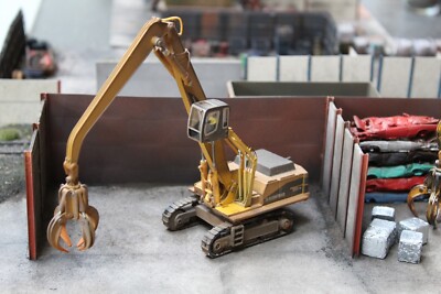 BULKSCENE - SCRAP MATERIAL GRAB HANDLER RAISED CAB & DRIVER HO/OO MODEL ...