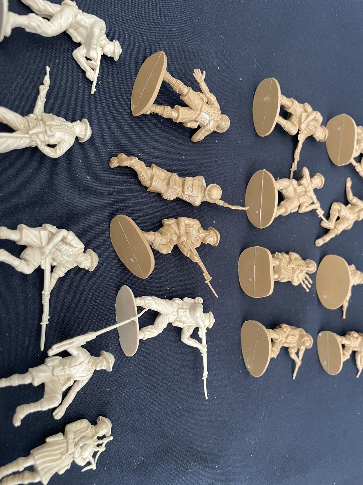 Job Lot of Vintage Plastic 1:32 Matchbox Scottish Army men toy soldiers ...