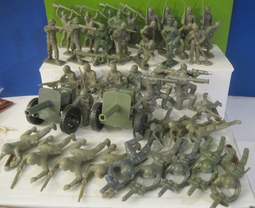 GIANT LOT 60+ VINTAGE TIM MEE TOYS CANNON BAZOOKA PLASTIC ARMY TOY ...