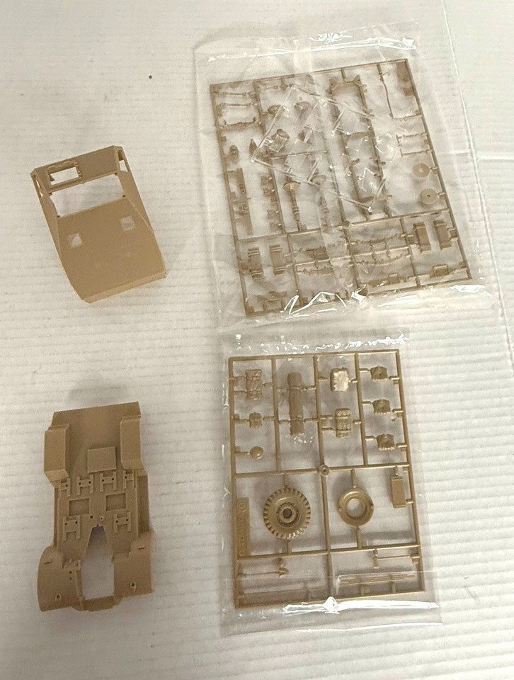 TAMIYA. 35044. BRITISH 25PDR. FIELD GUN & QUAD GUN TRACTOR C. 1/35 ...