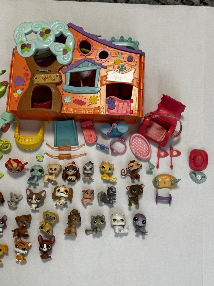 LPS Littlest Pet Shop Club Playset Treehouse Hasbro W/ 30 Figures Lot ...