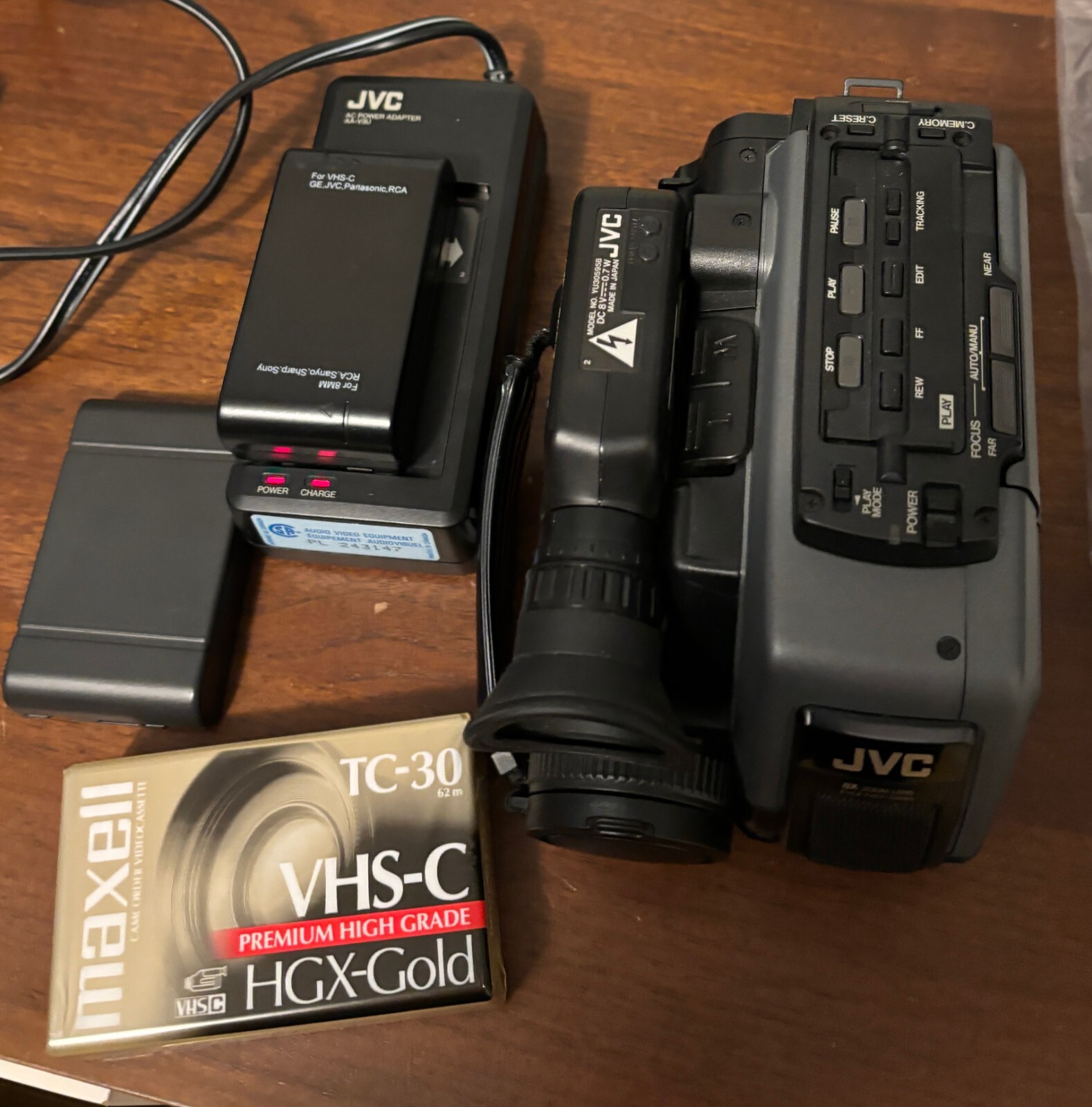 JVC GR-AX5GYU Video Movie VHS 8x zoom Camcorder+Charger+Battery READ ...