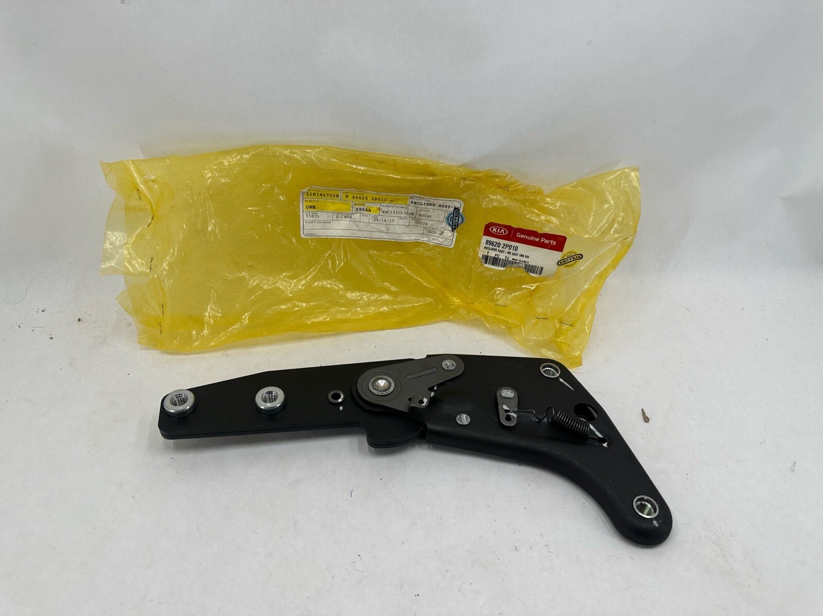 2011-2013 KIA SORENTO INNER LEFT REAR SEAT RECLINER BRACKET MOUNT 89620 ...