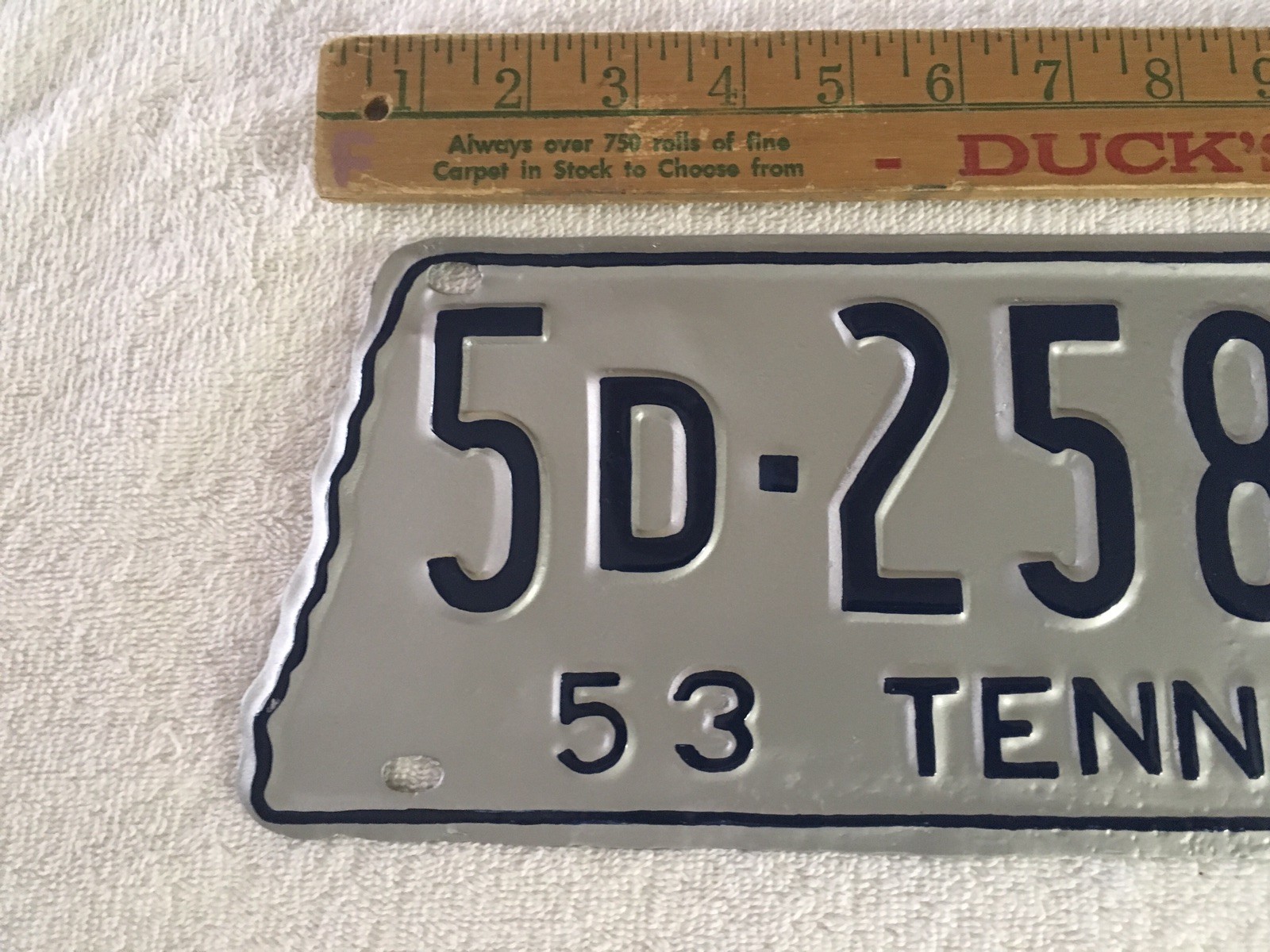 1953 Tennessee State Shape License plate 5D-2582 Sullivan County Re ...