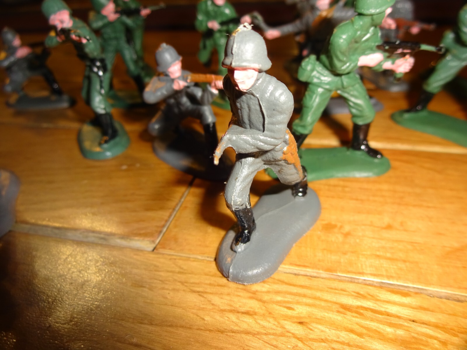 VINTAGE COLORFUL 19 MILIITARY ARMY TOY SOLDIERS IN GREY AND GREEN | eBay