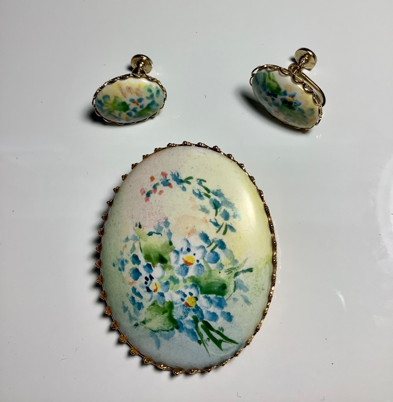 Vintage gold ceramic Blue flower design Screw back Ea… - Gem