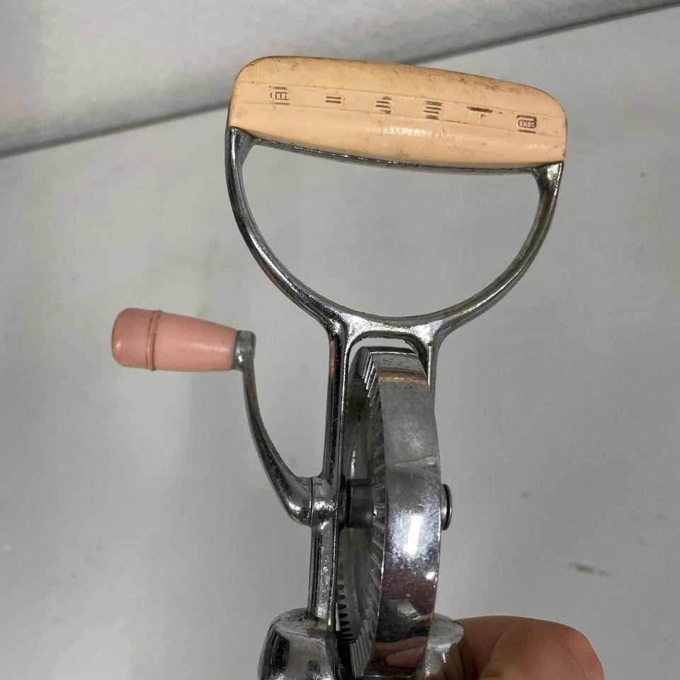 VINTAGE FLINT EKCO BEST STAINLESS STEEL HAND MIXER EGG BEATER PINK ...