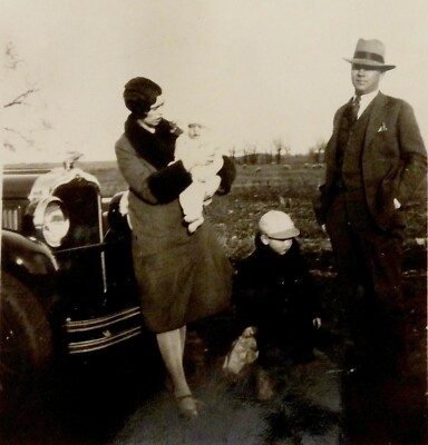 1930s ORIGINAL SNAPSHOT PHOTO BINKS FAMILY WITH 1928 PONTIAC SEDAN ...