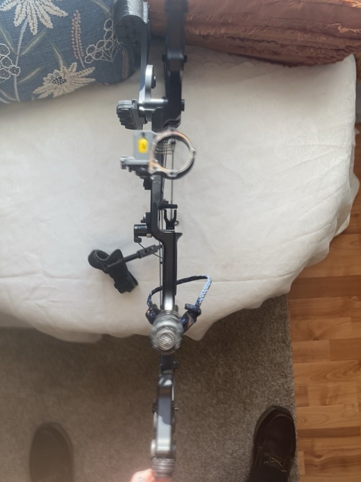 Mathews Z7 extreme tactical Compound Bow Black Carbon Fiber with Sight ...