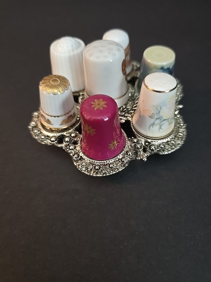 VINTAGE THIMBLE DISPLAY WITH 7 THIMBLES | eBay