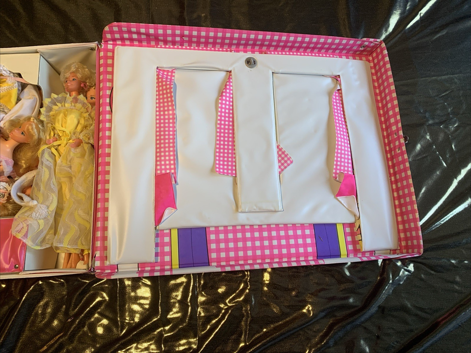 Barbie Collection- World Of Barbie Sleep 'n Keep Case, 8 Barbies ...