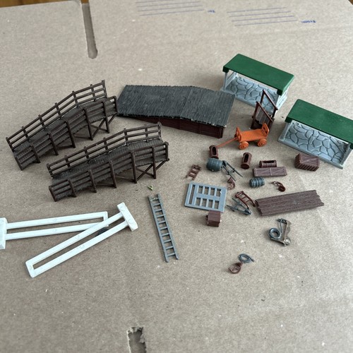 Vintage Revell Model RR HO Scale Cattle Ramps Lounge Area Detial Parts ...