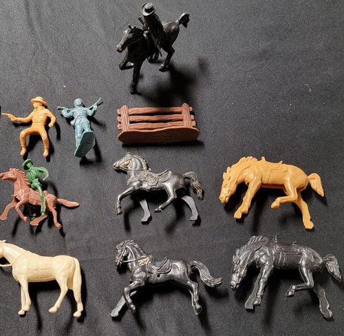 12 pc Mixed Lot Mounted Dismounted Plastic Toy Frontier Soldiers Horses ...