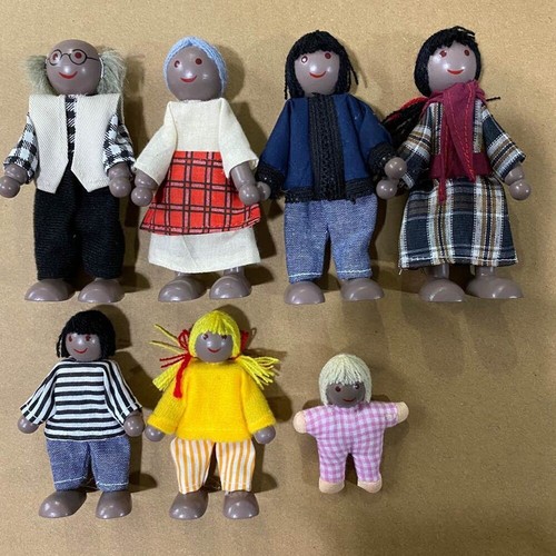 7 People Wooden Family Dolls Playset Figures for Children House Pretend ...