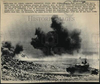 1970 Press Photo Israeli tank advances into Syria under cover of ...