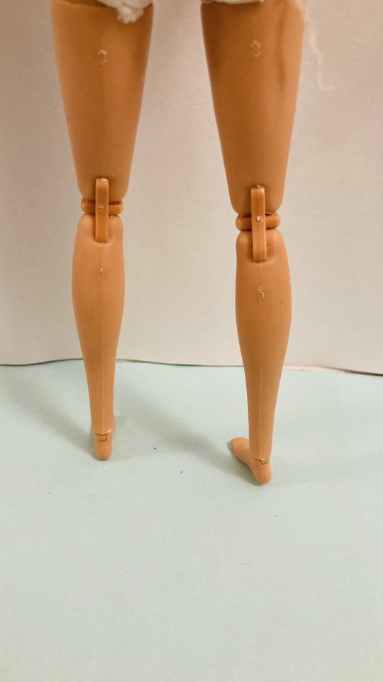 Mattel Barbie Fully Articulated Made To Move/Yoga Pose Blonde Barbie ...