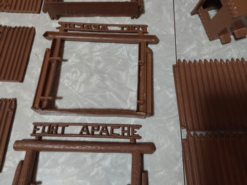 Vintage MARX Fort Apache lot, 6 pc blockhouse, 2 pc blockhouse, gates ...