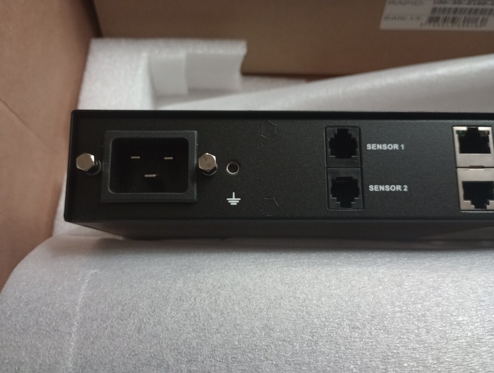 Raritan PX2-1180R Rackmount Monitored 8-Outlet Power Distribution Unit ...