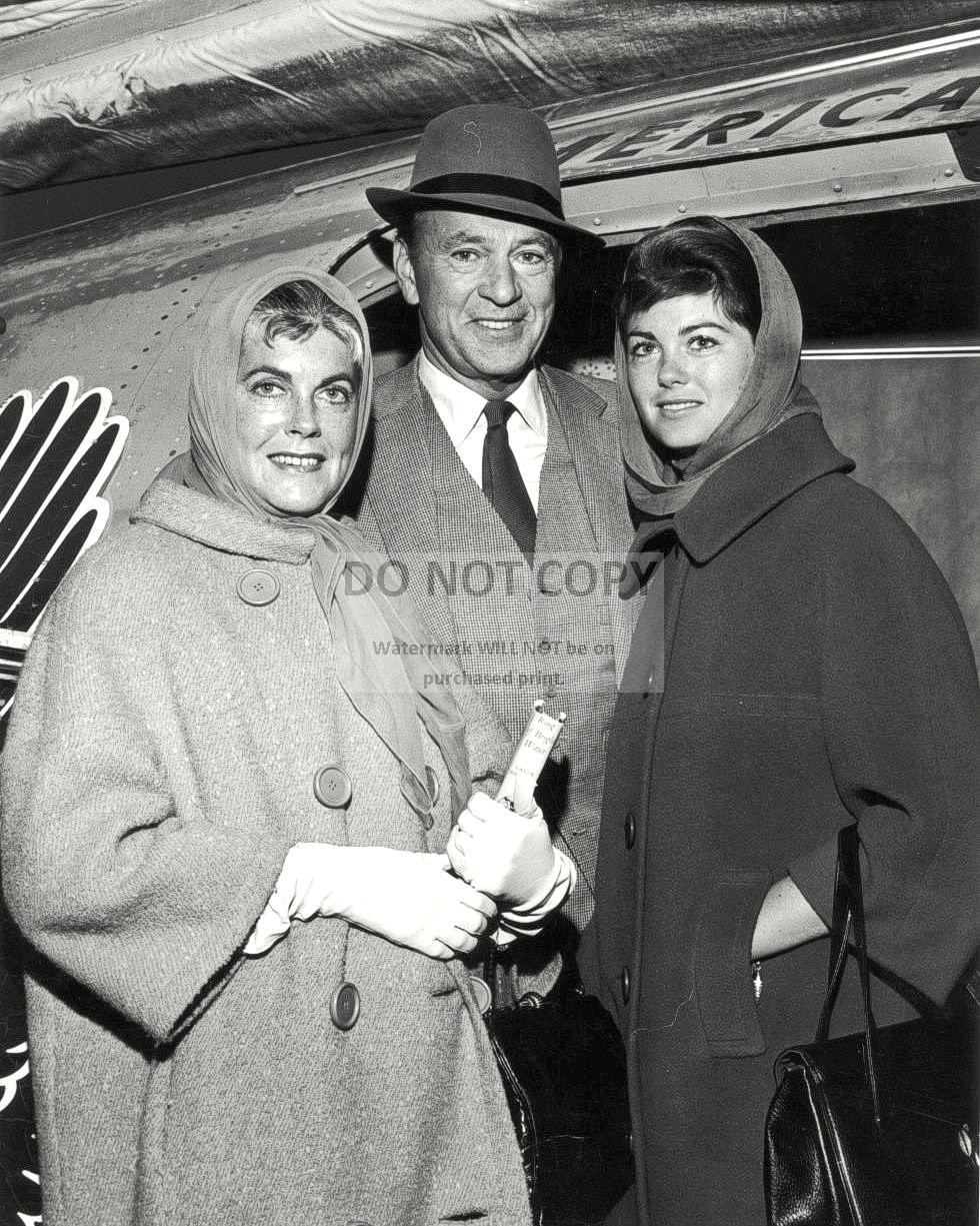 GARY COOPER WITH WIFE VERONICA AND DAUGHTER MARIA IN 1961 8X10 PHOTO ...