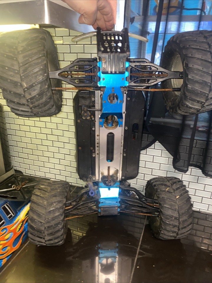 Team Associated MGT Monster Truck Nitro RC Remote Control 1/8 Scale ...