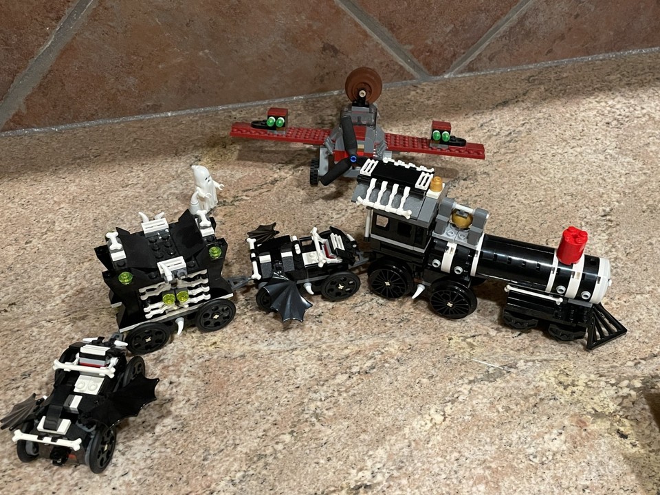 LEGO 9467 Monster Fighters Ghost Train Set w/ Manuals Minifigs | 98% ...