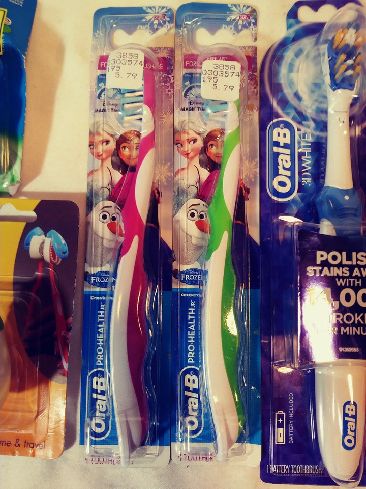 COLGATE / ORAL B LOT OF 4 TOOTHBRUSHES / FLOSS & 2 TOOTHBRUSH HOLDERS ...