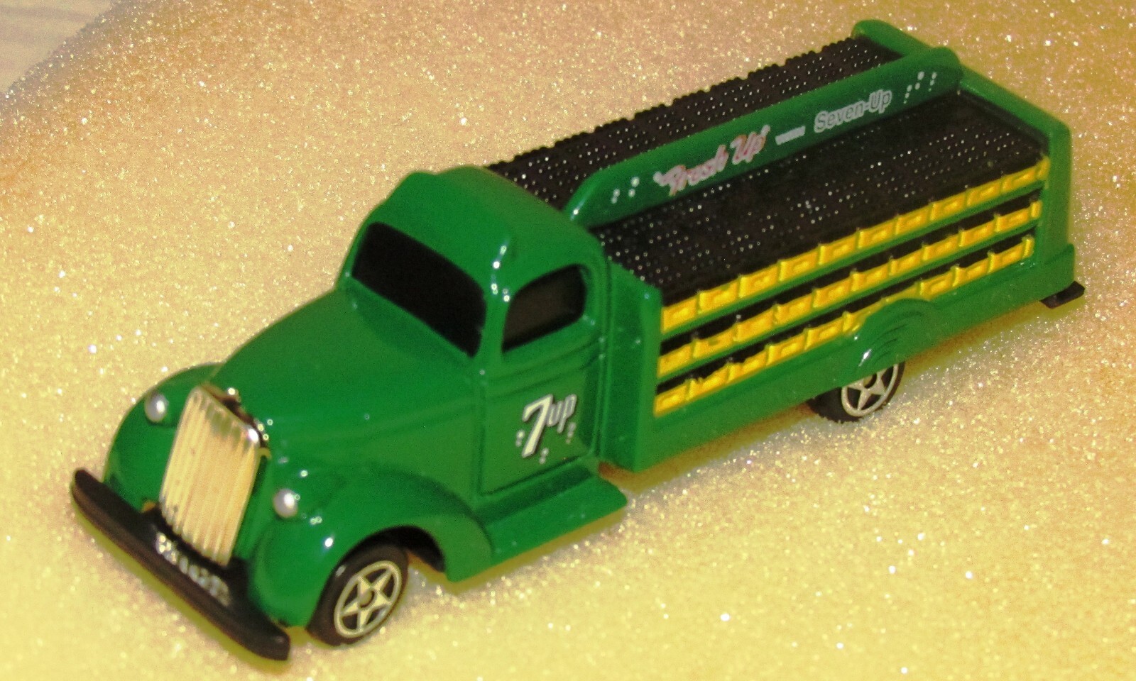 HO SCALE DIE CAST 7UP BOTTLE TRUCK SET OF 5 NEW IN ORIG BOX OLD STOCK ...