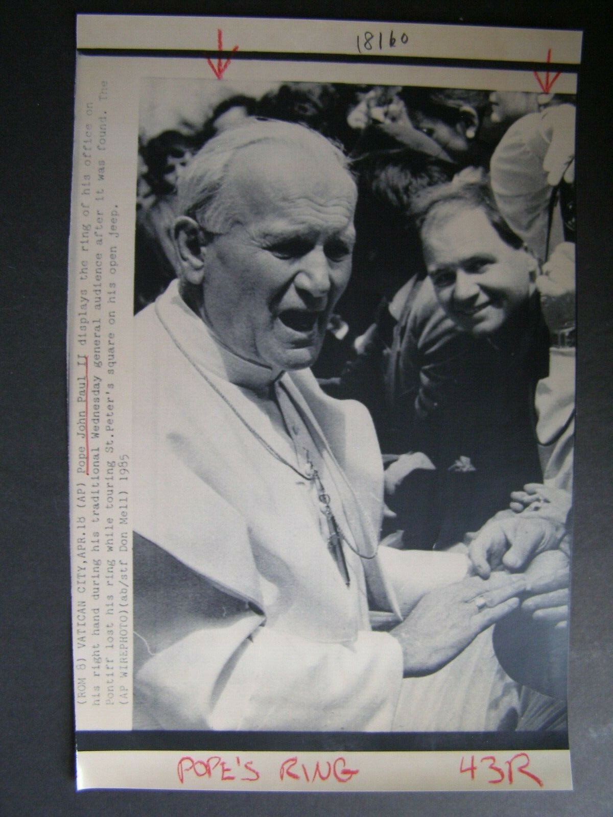 AP Wire Press Photo 1985 Pope John Paul II Vatican Displays ring of his ...