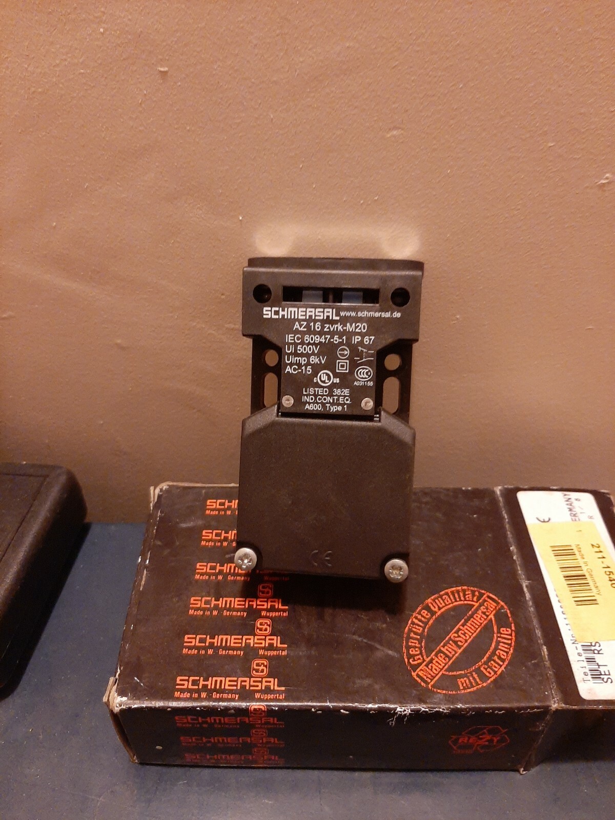 SCHMERSAL AZ16-03ZVRK-M20 - Safety Interlock Switch Fibreglass ...