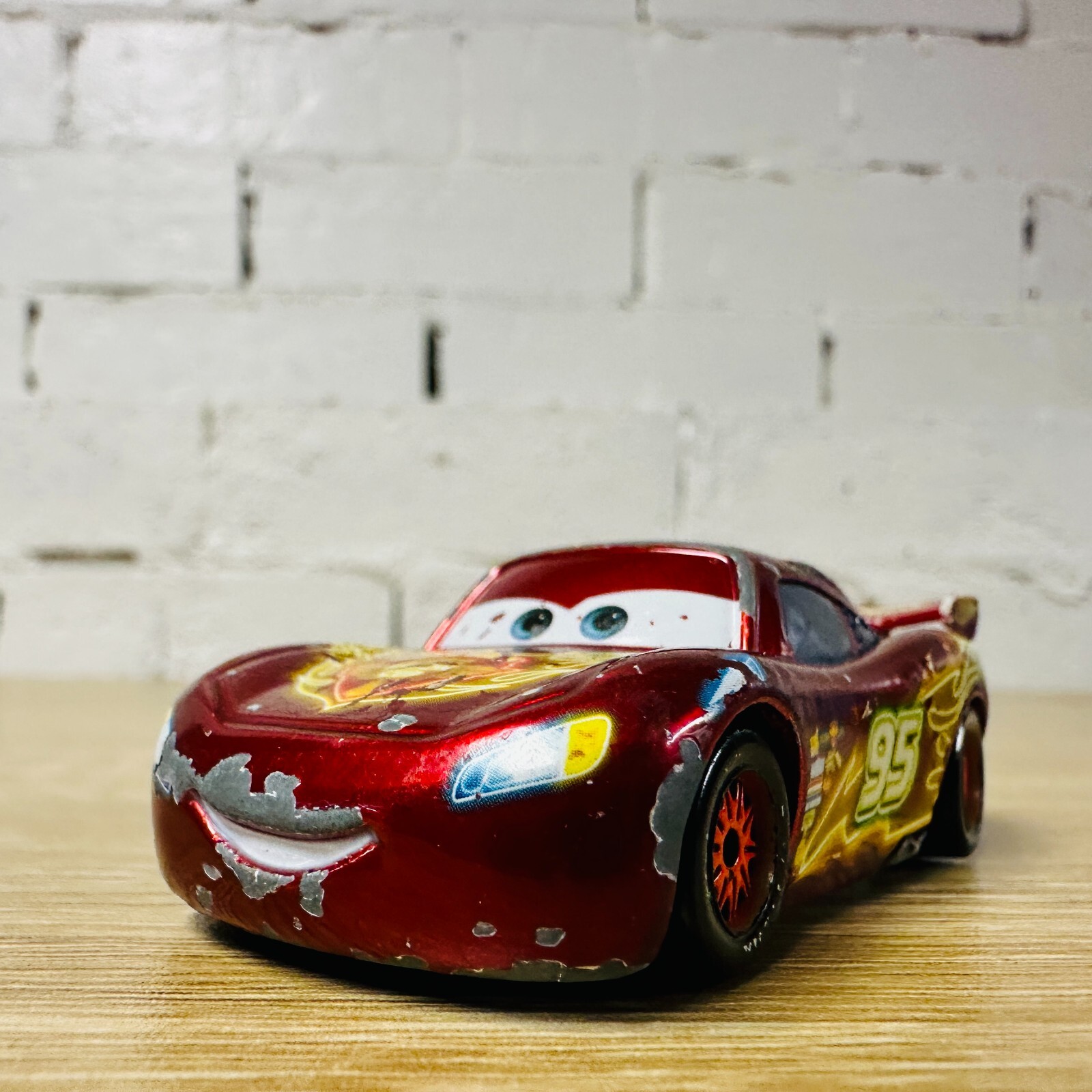 Disney Pixar Cars Neon Racers Lightning McQueen Exclusive Metallic Deco ...