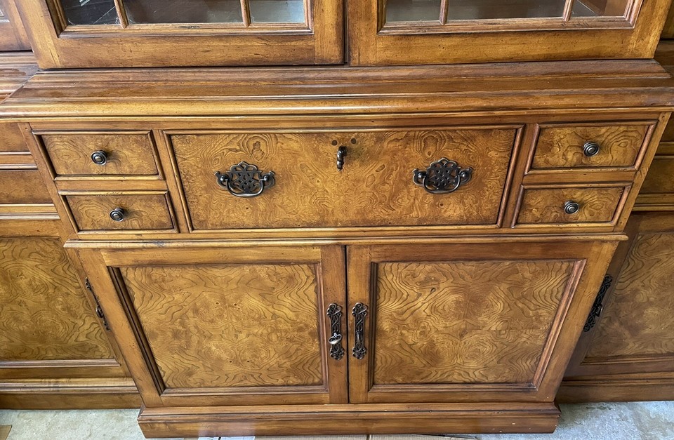 THOMASVILLE ERNEST HEMINGWAY BREAKFRONT CHINA CABINET | eBay