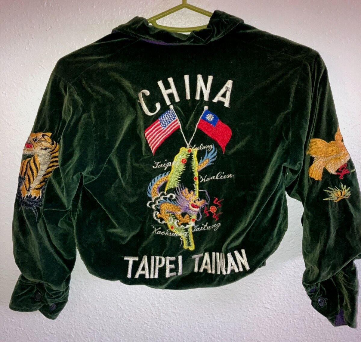 RARE VINTAGE VELVET COAT W/ EMBROIDERED CHINA TAIPEI … - Gem