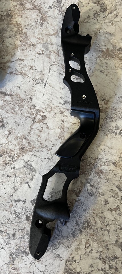 Hoyt Satori 19" Riser RH Hoyt Satori medium limbs 40lbs New In Open Box ...