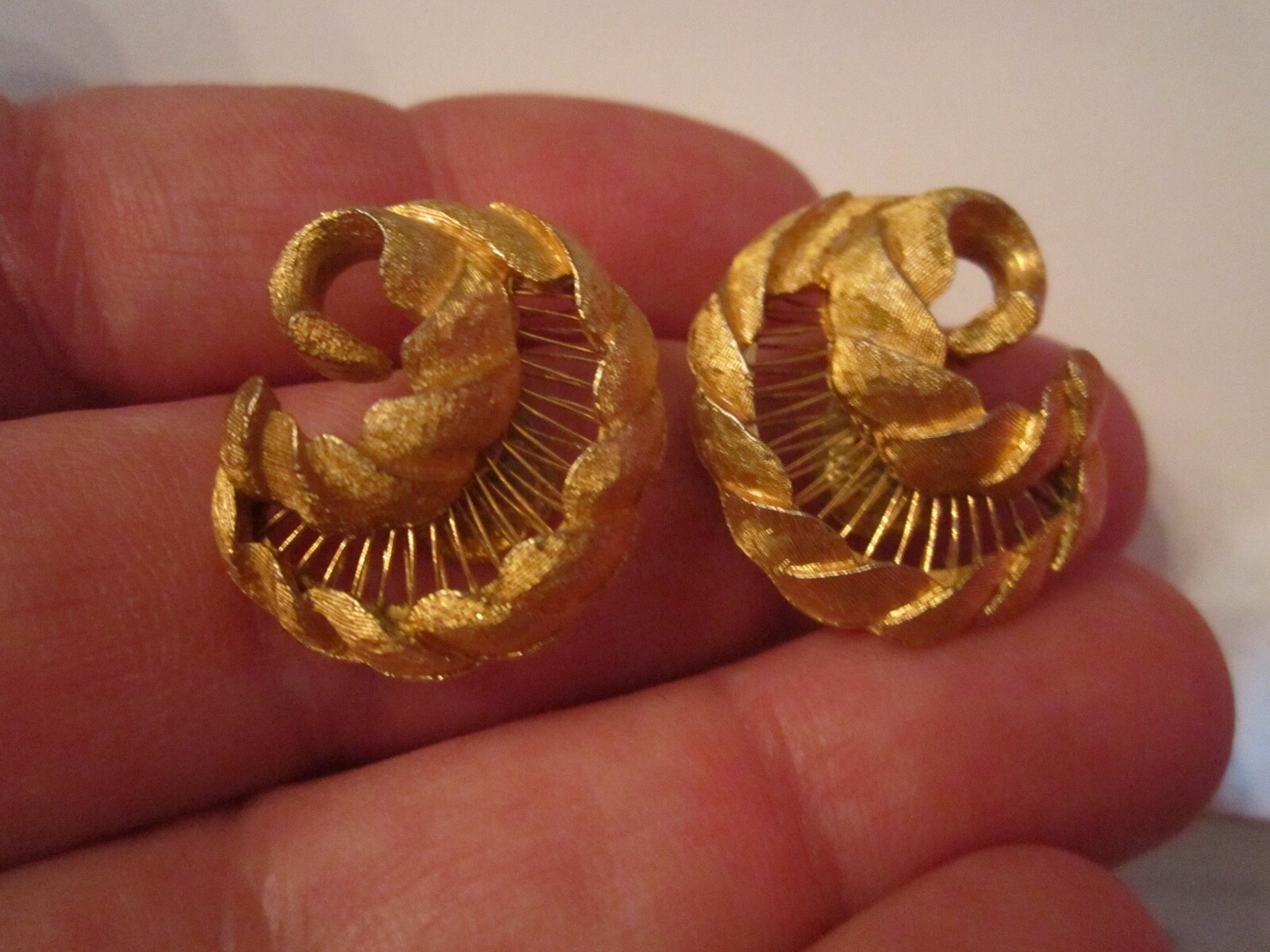 VINTAGE MONET ABSTRACT DESIGN EARRINGS - GOLD TONE - … - Gem