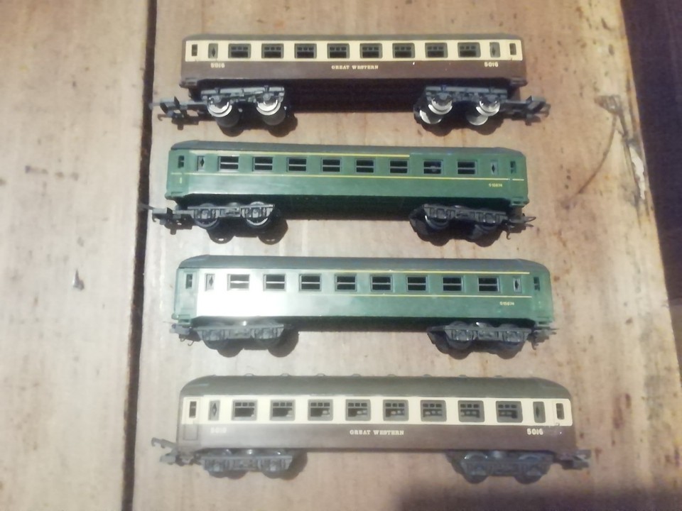 Diesel locomotive and carriages for 00 gauge electric train set | eBay UK