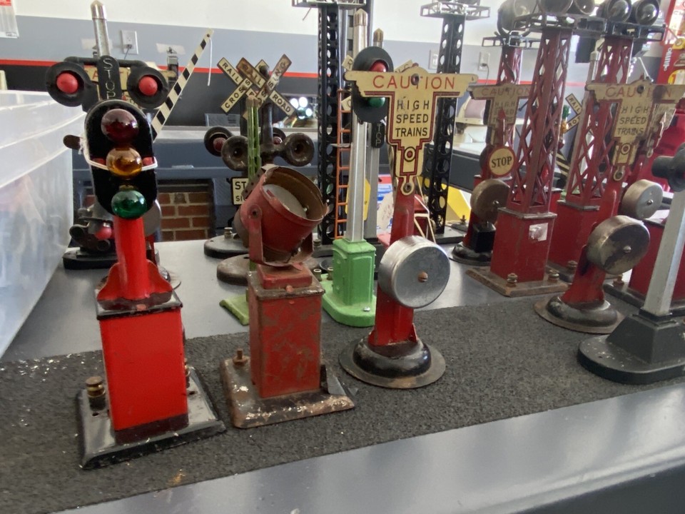 HUGE lot Of Vintage Lionel, Marx Train Gates, Crossings, Light Towers ...